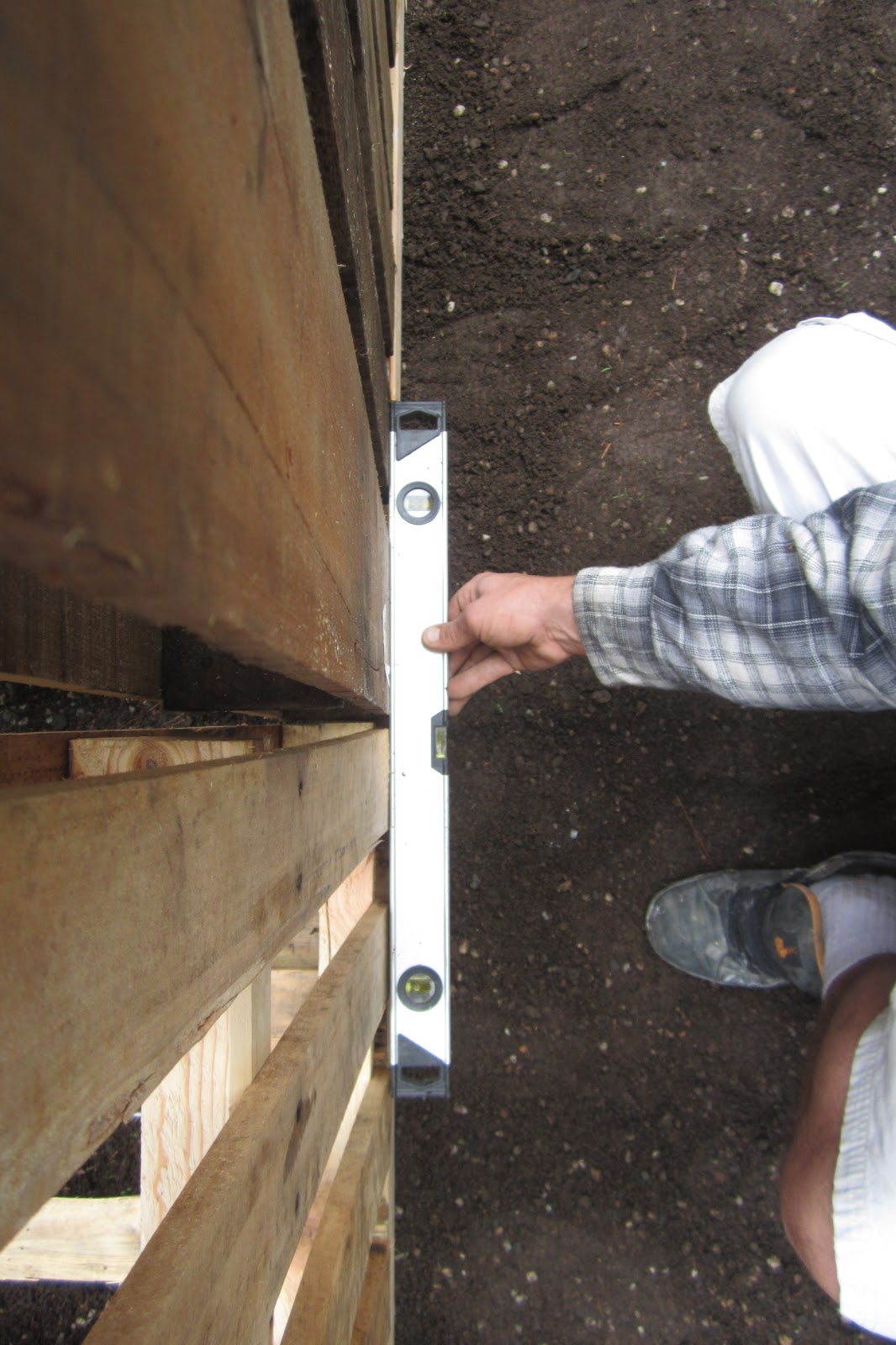 My Garden Pallet Shed: Constructing the Pallet Shed, Day 1